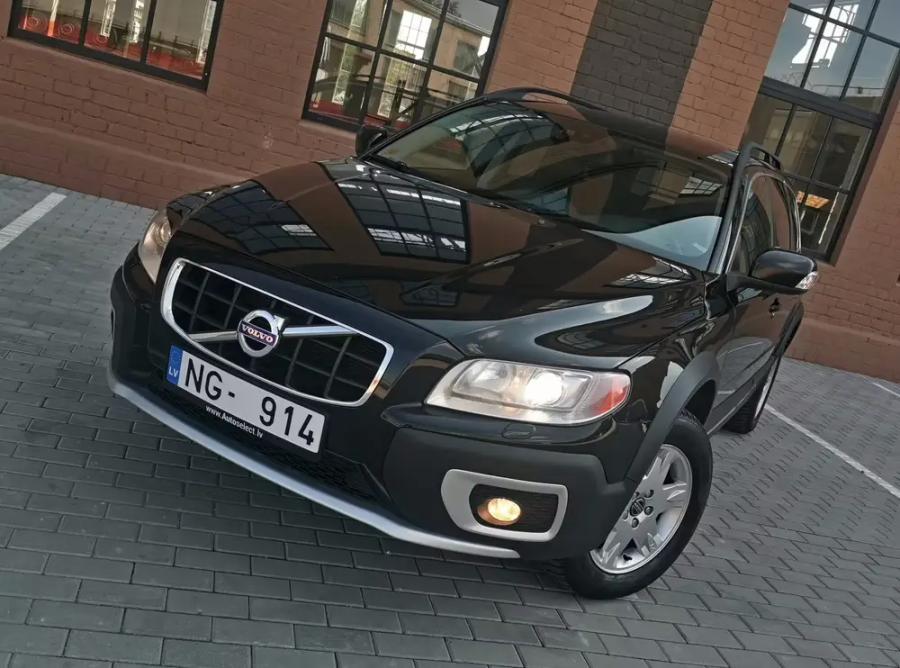 Black Volvo XC70 2012 in Riga, with an engine capacity of 2.40 L and mileage of 400 thousand km for 9390 €, photo 1 on AUTOMOTO.COM.LV