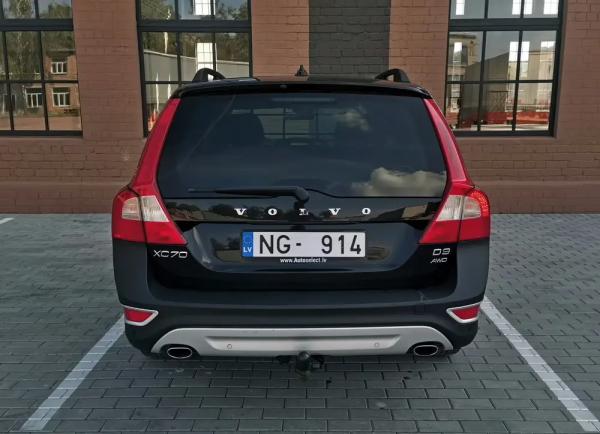 Black Volvo XC70 2012 in Riga, with an engine capacity of 2.40 L and mileage of 400 thousand km for 9390 €, photo 3 on AUTOMOTO.COM.LV