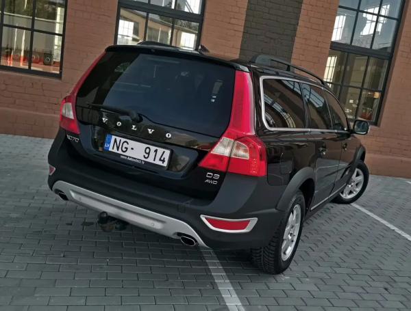 Black Volvo XC70 2012 in Riga, with an engine capacity of 2.40 L and mileage of 400 thousand km for 9390 €, photo 4 on AUTOMOTO.COM.LV