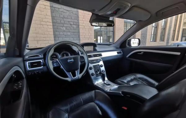 Black Volvo XC70 2012 in Riga, with an engine capacity of 2.40 L and mileage of 400 thousand km for 9390 €, photo 6 on AUTOMOTO.COM.LV