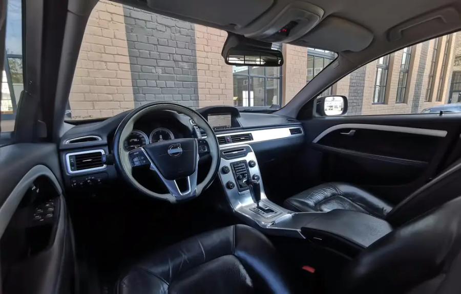 Black Volvo XC70 2012 in Riga, with an engine capacity of 2.40 L and mileage of 400 thousand km for 9390 €, photo 7 on AUTOMOTO.COM.LV