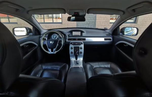 Black Volvo XC70 2012 in Riga, with an engine capacity of 2.40 L and mileage of 400 thousand km for 9390 €, photo 7 on AUTOMOTO.COM.LV