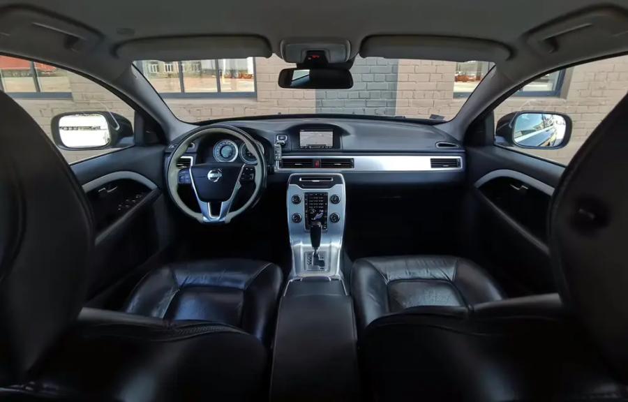 Black Volvo XC70 2012 in Riga, with an engine capacity of 2.40 L and mileage of 400 thousand km for 9390 €, photo 8 on AUTOMOTO.COM.LV