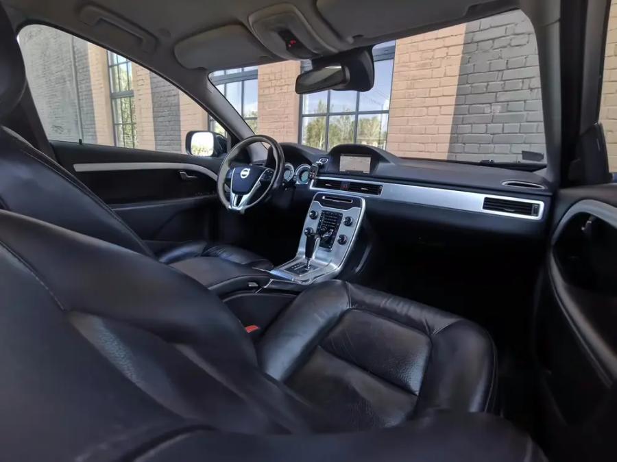 Black Volvo XC70 2012 in Riga, with an engine capacity of 2.40 L and mileage of 400 thousand km for 9390 €, photo 9 on AUTOMOTO.COM.LV