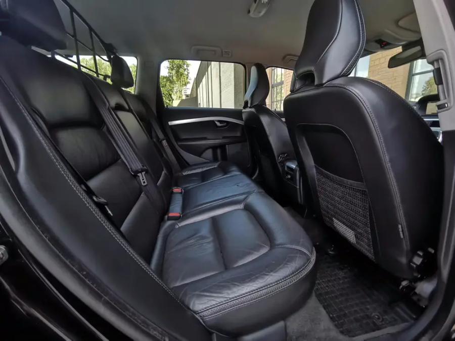 Black Volvo XC70 2012 in Riga, with an engine capacity of 2.40 L and mileage of 400 thousand km for 9390 €, photo 10 on AUTOMOTO.COM.LV