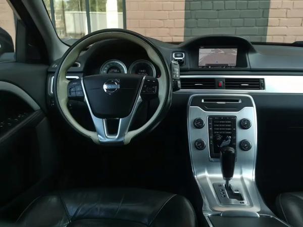 Black Volvo XC70 2012 in Riga, with an engine capacity of 2.40 L and mileage of 400 thousand km for 9390 €, photo 10 on AUTOMOTO.COM.LV