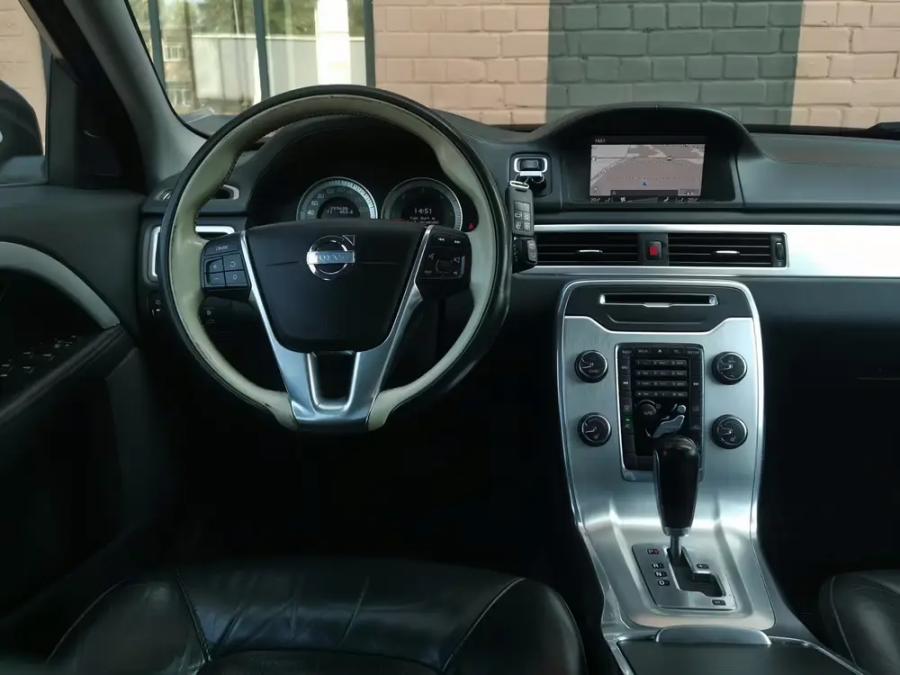 Black Volvo XC70 2012 in Riga, with an engine capacity of 2.40 L and mileage of 400 thousand km for 9390 €, photo 11 on AUTOMOTO.COM.LV