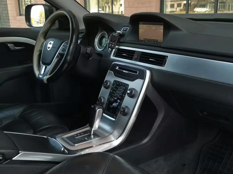 Black Volvo XC70 2012 in Riga, with an engine capacity of 2.40 L and mileage of 400 thousand km for 9390 €, photo 12 on AUTOMOTO.COM.LV
