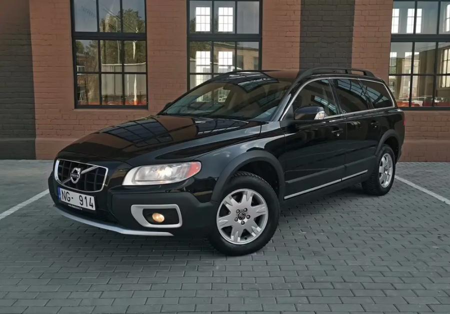Black Volvo XC70 2012 in Riga, with an engine capacity of 2.40 L and mileage of 400 thousand km for 9390 €, photo 13 on AUTOMOTO.COM.LV