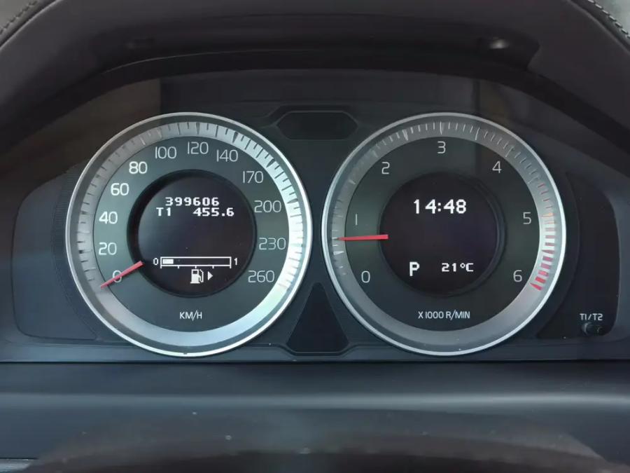 Black Volvo XC70 2012 in Riga, with an engine capacity of 2.40 L and mileage of 400 thousand km for 9390 €, photo 17 on AUTOMOTO.COM.LV