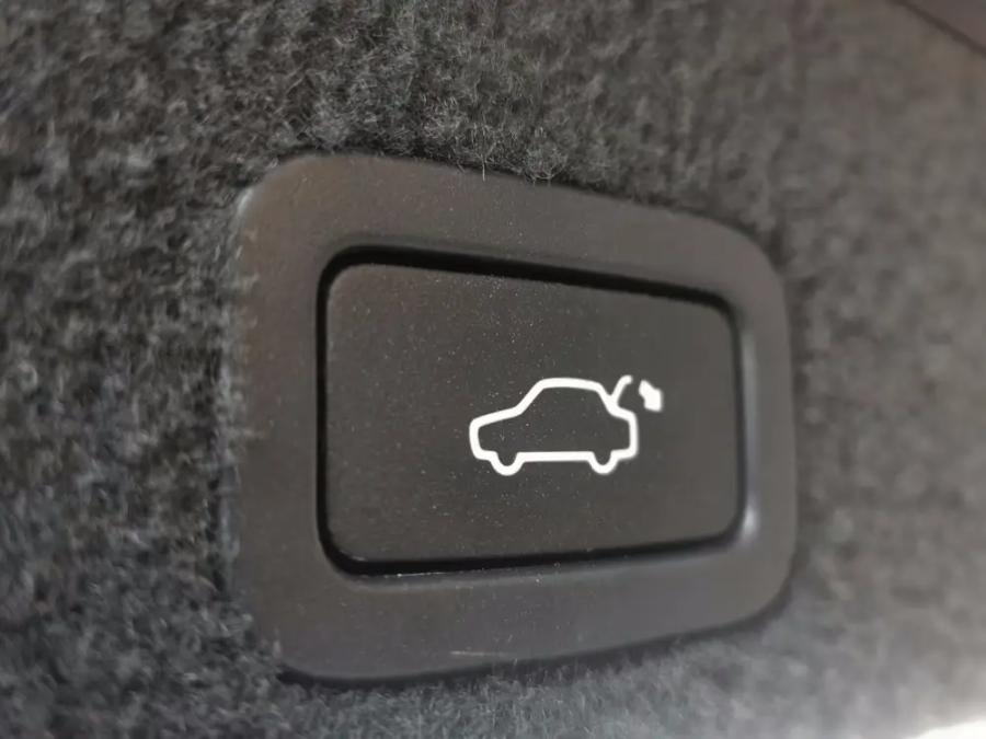 Black Volvo XC70 2012 in Riga, with an engine capacity of 2.40 L and mileage of 400 thousand km for 9390 €, photo 19 on AUTOMOTO.COM.LV
