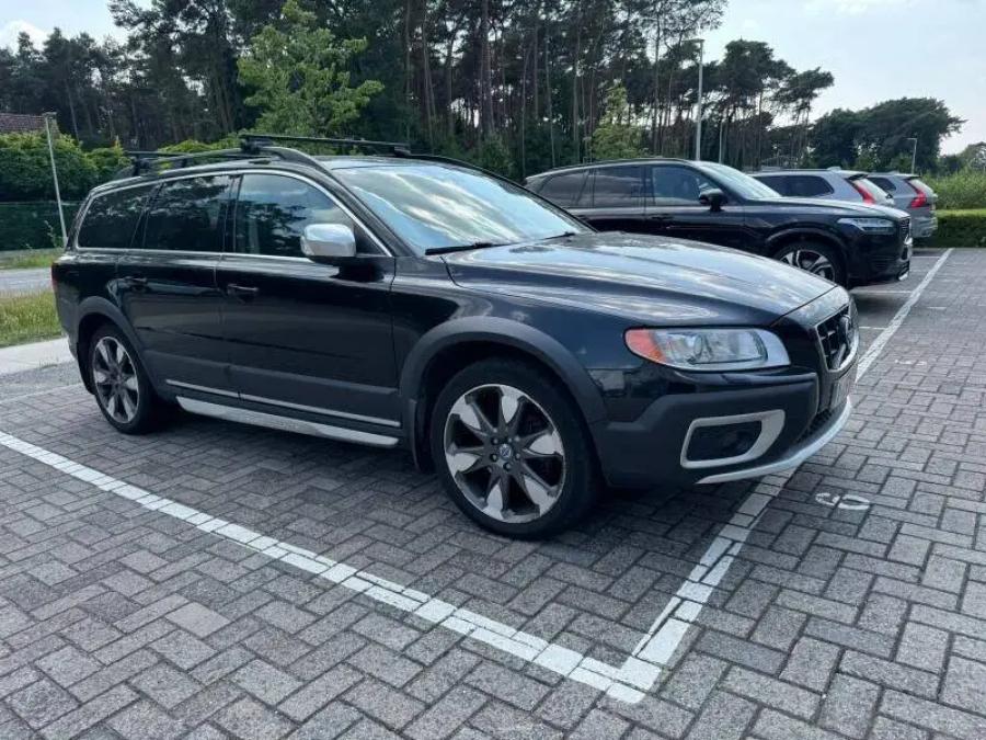 Black Volvo XC70 2012 in Riga, with an engine capacity of 2.40 L and mileage of 255 thousand km for 11995 €, photo 1 on AUTOMOTO.COM.LV