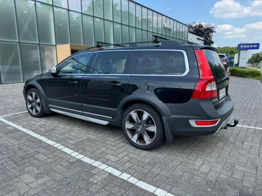 Black Volvo XC70 2012 in Riga, with an engine capacity of 2.40 L and mileage of 255 thousand km for 11995 €, photo 3 on AUTOMOTO.COM.LV