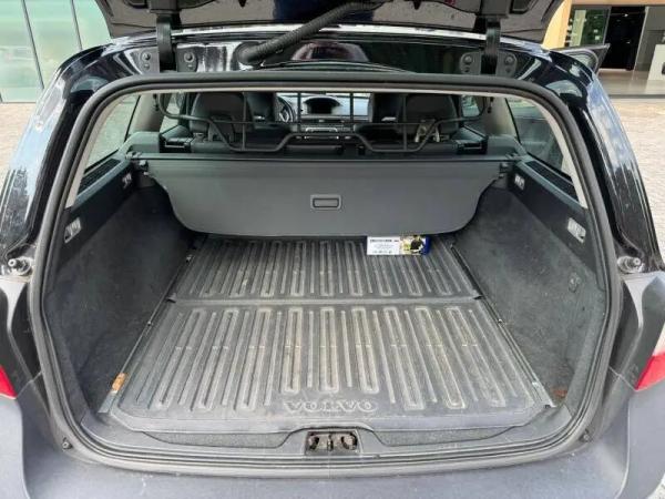 Black Volvo XC70 2012 in Riga, with an engine capacity of 2.40 L and mileage of 255 thousand km for 11995 €, photo 5 on AUTOMOTO.COM.LV