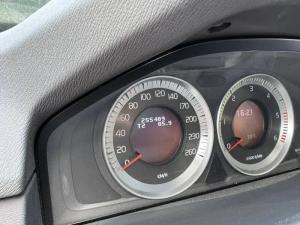 Black Volvo XC70 2012 in Riga, with an engine capacity of 2.40 L and mileage of 255 thousand km for 11995 €, photo 7 on AUTOMOTO.COM.LV