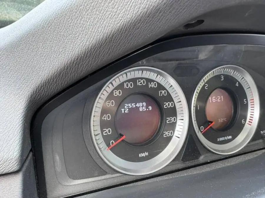 Black Volvo XC70 2012 in Riga, with an engine capacity of 2.40 L and mileage of 255 thousand km for 11995 €, photo 7 on AUTOMOTO.COM.LV
