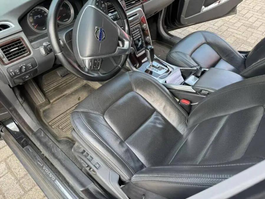 Black Volvo XC70 2012 in Riga, with an engine capacity of 2.40 L and mileage of 255 thousand km for 11995 €, photo 8 on AUTOMOTO.COM.LV