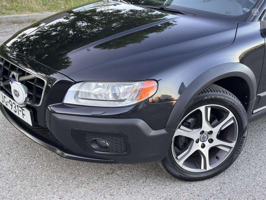 Black Volvo XC70 2012 in Jonava, with an engine capacity of 2.40 L and mileage of 333 thousand km for 11500 €, photo 3 on AUTOMOTO.COM.LV