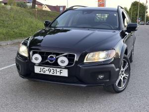 Black Volvo XC70 2012 in Jonava, with an engine capacity of 2.40 L and mileage of 333 thousand km for 11500 €, photo 4 on AUTOMOTO.COM.LV