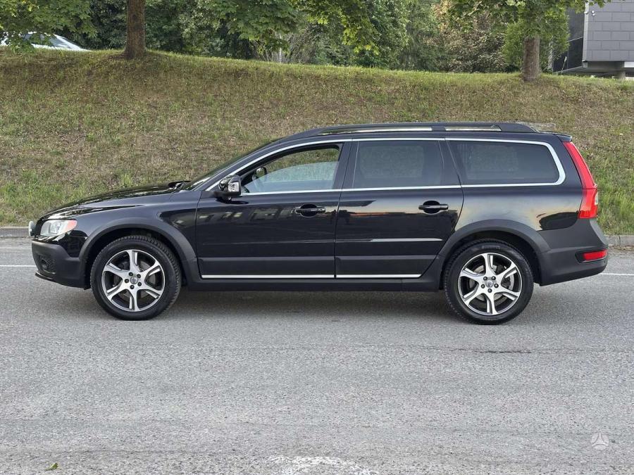 Black Volvo XC70 2012 in Jonava, with an engine capacity of 2.40 L and mileage of 333 thousand km for 11500 €, photo 6 on AUTOMOTO.COM.LV