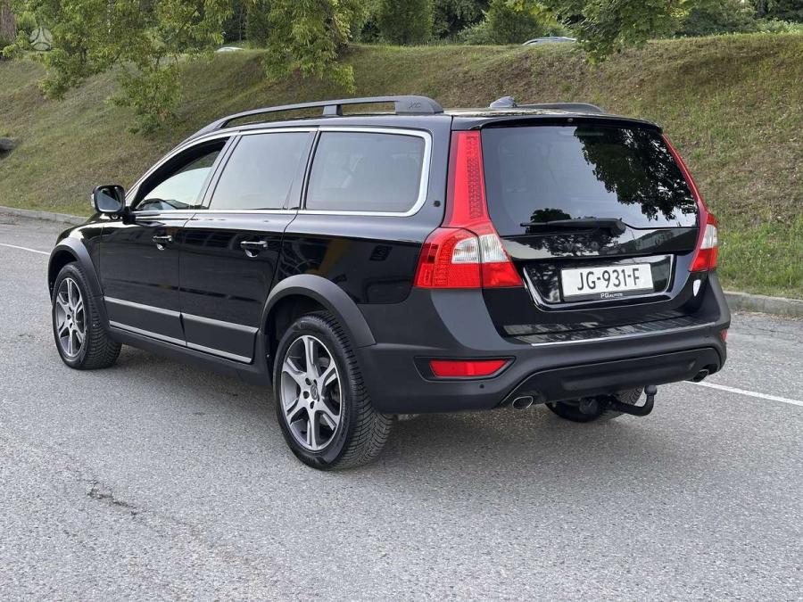 Black Volvo XC70 2012 in Jonava, with an engine capacity of 2.40 L and mileage of 333 thousand km for 11500 €, photo 7 on AUTOMOTO.COM.LV