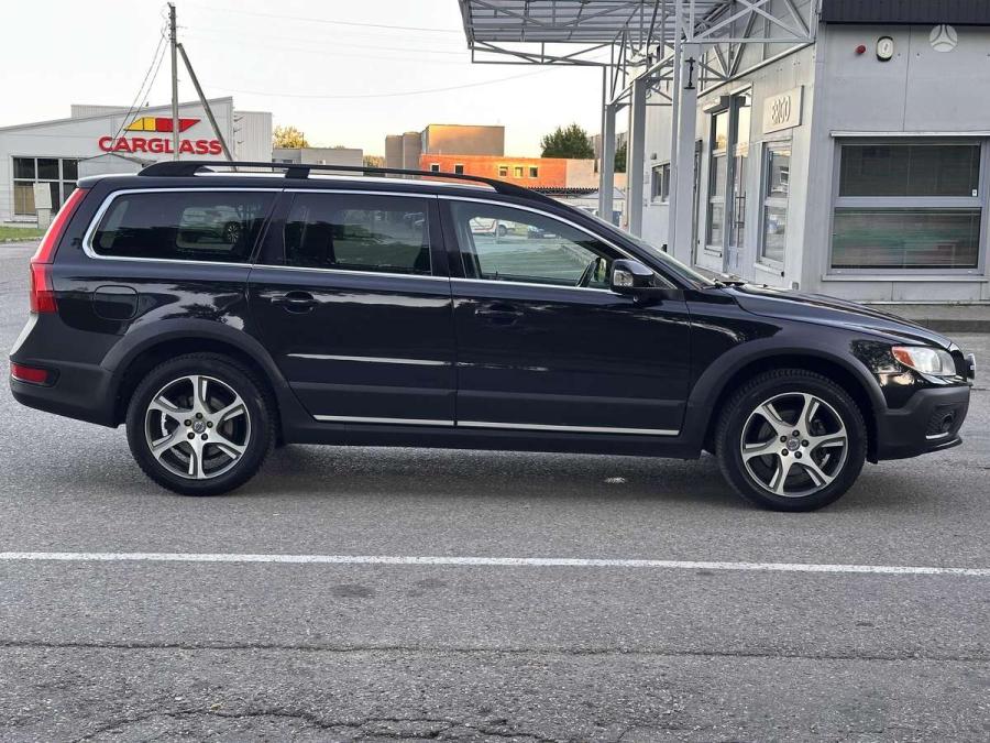Black Volvo XC70 2012 in Jonava, with an engine capacity of 2.40 L and mileage of 333 thousand km for 11500 €, photo 14 on AUTOMOTO.COM.LV