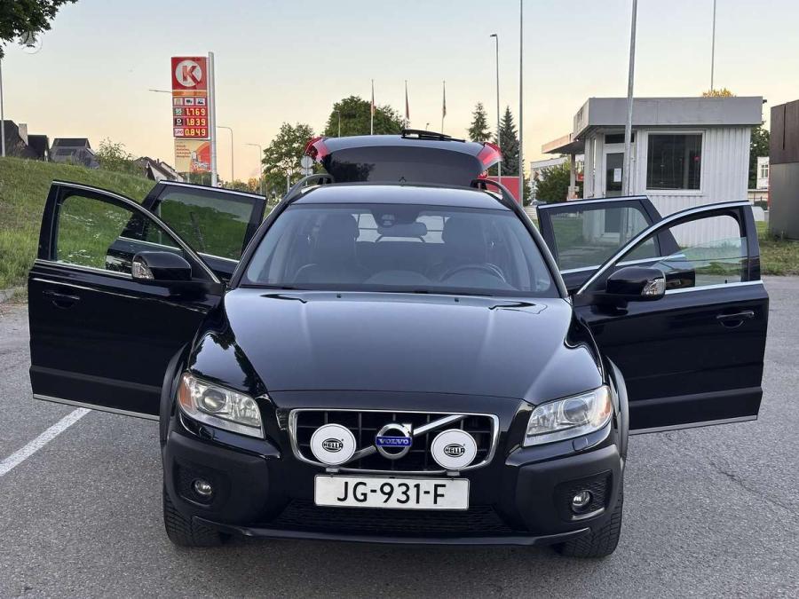 Black Volvo XC70 2012 in Jonava, with an engine capacity of 2.40 L and mileage of 333 thousand km for 11500 €, photo 18 on AUTOMOTO.COM.LV