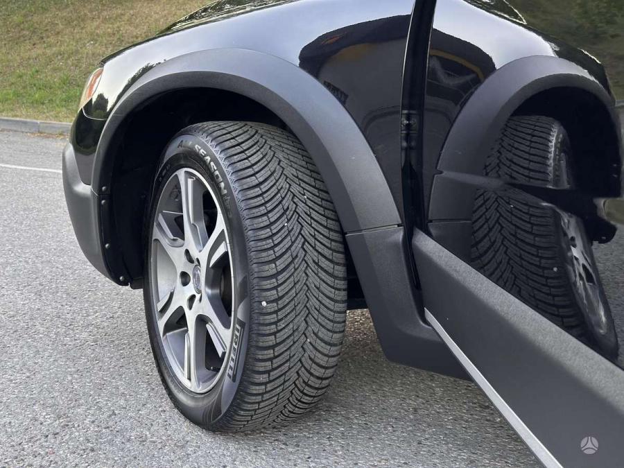 Black Volvo XC70 2012 in Jonava, with an engine capacity of 2.40 L and mileage of 333 thousand km for 11500 €, photo 19 on AUTOMOTO.COM.LV