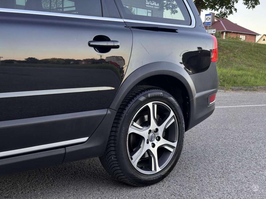 Black Volvo XC70 2012 in Jonava, with an engine capacity of 2.40 L and mileage of 333 thousand km for 11500 €, photo 20 on AUTOMOTO.COM.LV