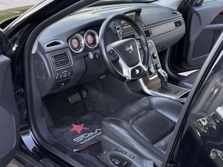 Black Volvo XC70 2012 in Jonava, with an engine capacity of 2.40 L and mileage of 333 thousand km for 11500 €, photo 21 on AUTOMOTO.COM.LV