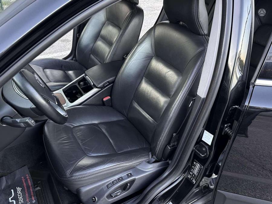 Black Volvo XC70 2012 in Jonava, with an engine capacity of 2.40 L and mileage of 333 thousand km for 11500 €, photo 22 on AUTOMOTO.COM.LV