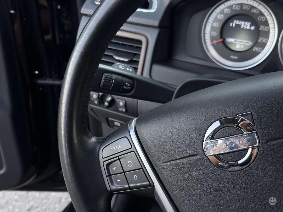 Black Volvo XC70 2012 in Jonava, with an engine capacity of 2.40 L and mileage of 333 thousand km for 11500 €, photo 25 on AUTOMOTO.COM.LV