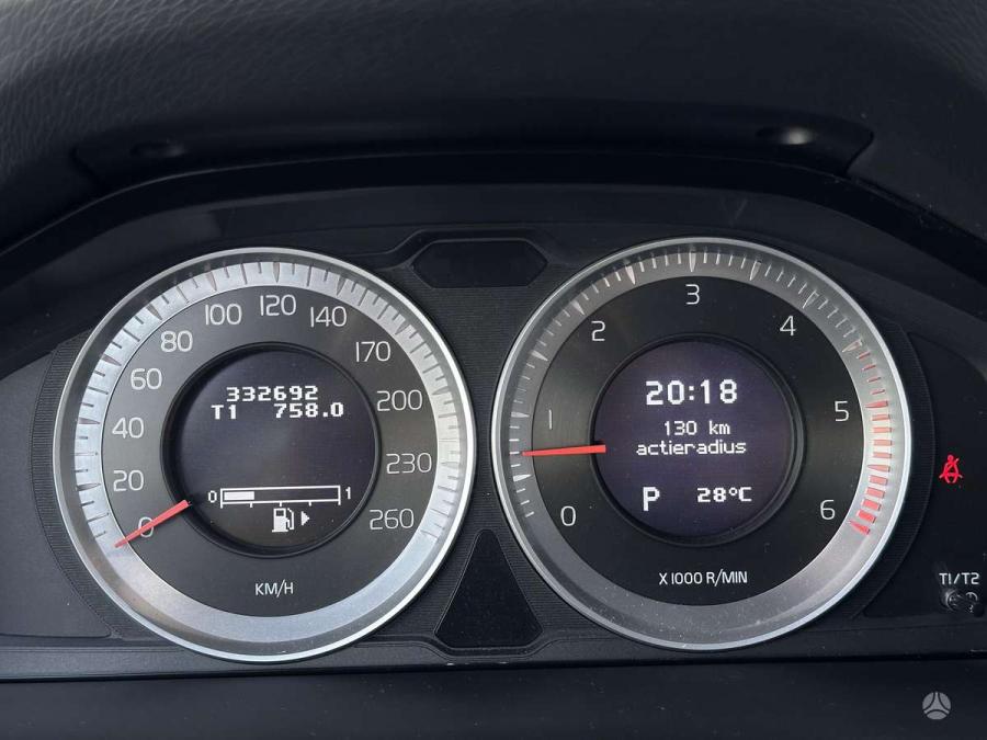 Black Volvo XC70 2012 in Jonava, with an engine capacity of 2.40 L and mileage of 333 thousand km for 11500 €, photo 26 on AUTOMOTO.COM.LV