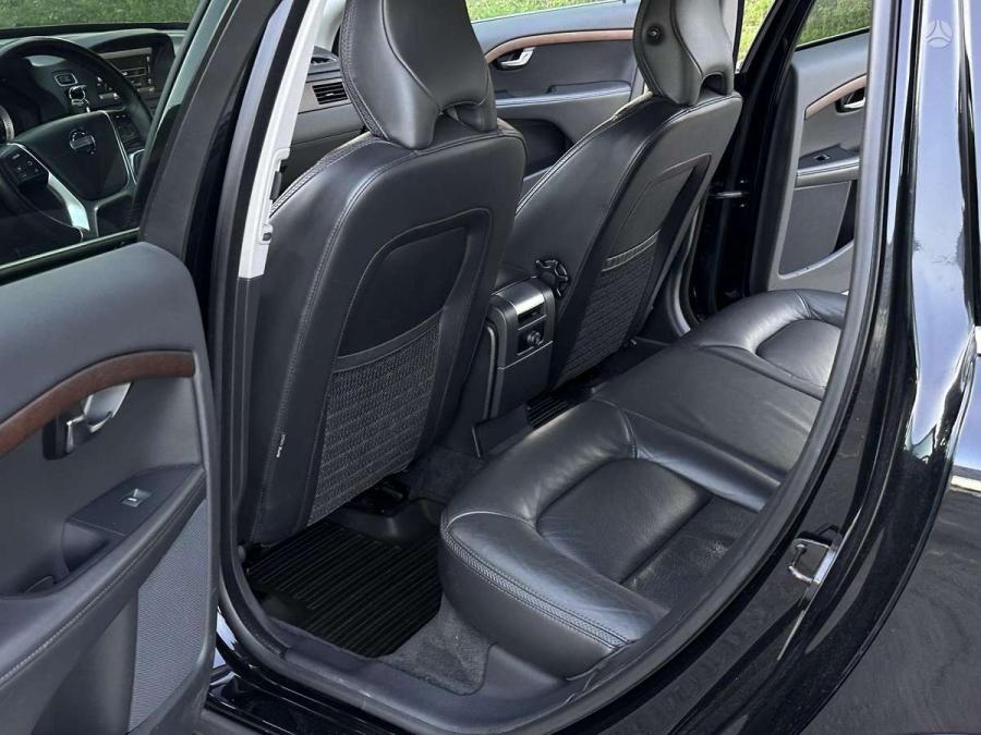 Black Volvo XC70 2012 in Jonava, with an engine capacity of 2.40 L and mileage of 333 thousand km for 11500 €, photo 34 on AUTOMOTO.COM.LV
