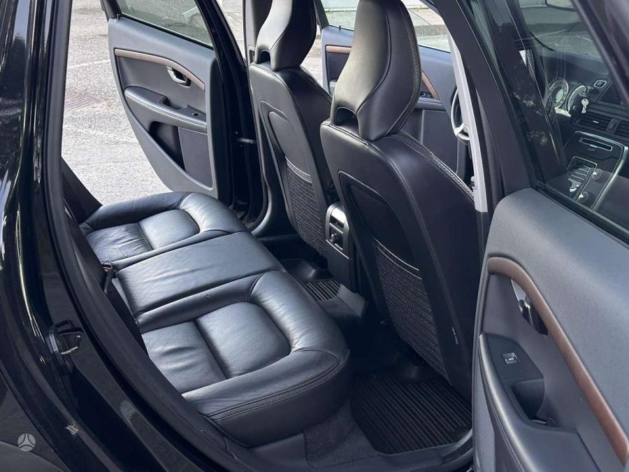 Black Volvo XC70 2012 in Jonava, with an engine capacity of 2.40 L and mileage of 333 thousand km for 11500 €, photo 35 on AUTOMOTO.COM.LV