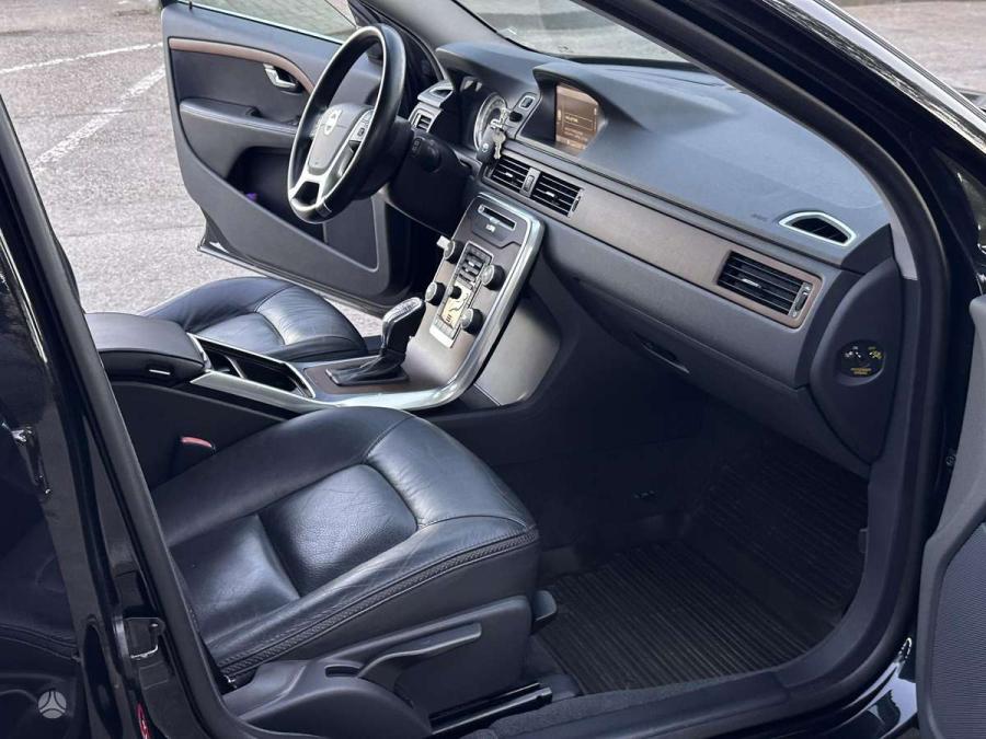Black Volvo XC70 2012 in Jonava, with an engine capacity of 2.40 L and mileage of 333 thousand km for 11500 €, photo 36 on AUTOMOTO.COM.LV