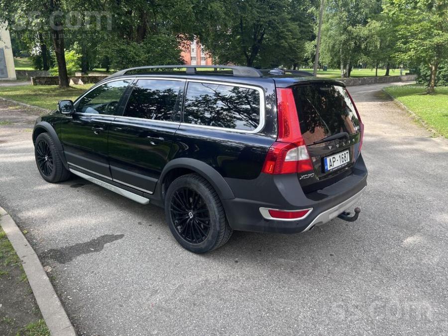 Black Volvo XC70 2012 in Ogre, with an engine capacity of 2.40 L and mileage of 279 thousand km for 10500 €, photo 3 on AUTOMOTO.COM.LV