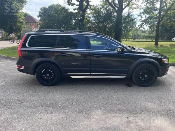 Black Volvo XC70 2012 in Ogre, with an engine capacity of 2.40 L and mileage of 279 thousand km for 10500 €, photo 3 on AUTOMOTO.COM.LV