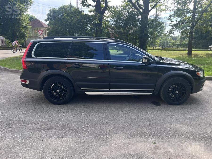 Black Volvo XC70 2012 in Ogre, with an engine capacity of 2.40 L and mileage of 279 thousand km for 10500 €, photo 4 on AUTOMOTO.COM.LV