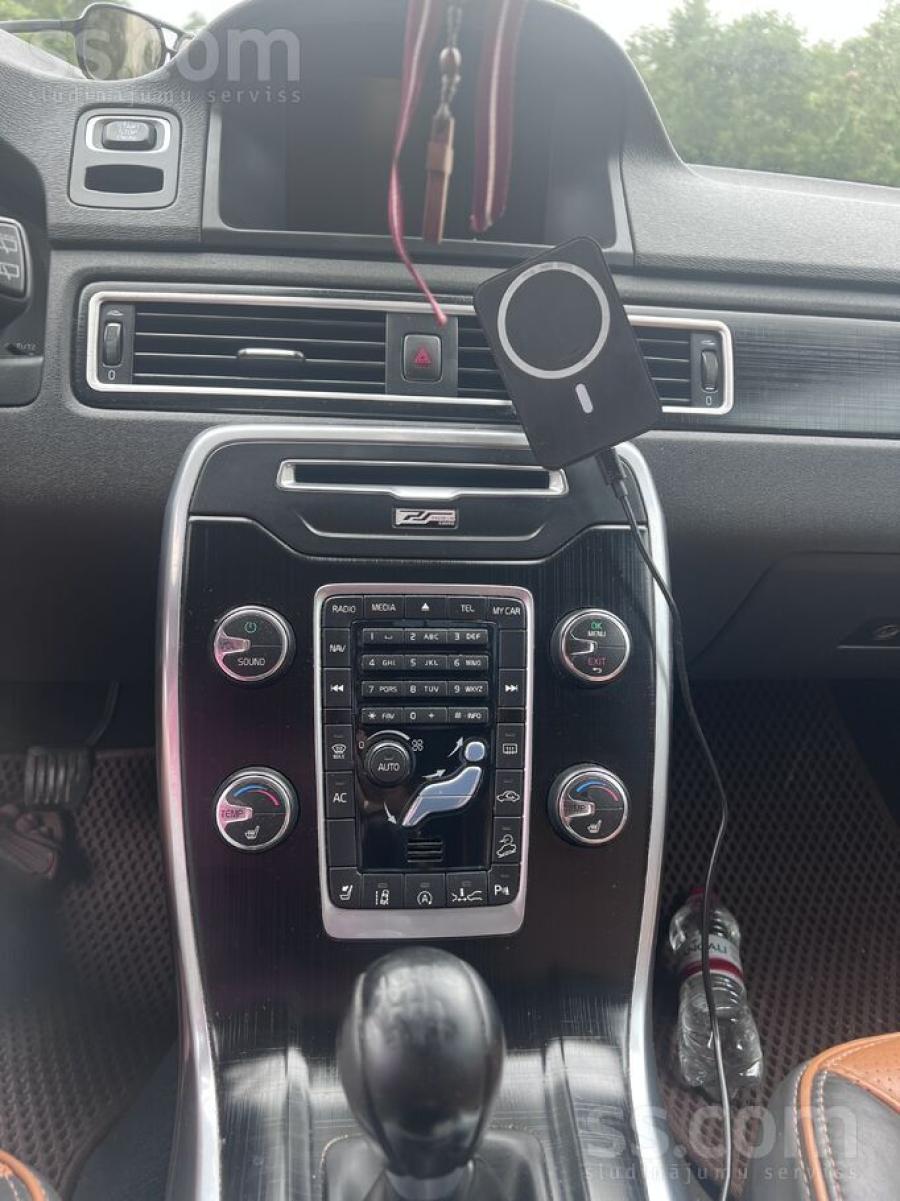 Black Volvo XC70 2012 in Ogre, with an engine capacity of 2.40 L and mileage of 279 thousand km for 10500 €, photo 6 on AUTOMOTO.COM.LV