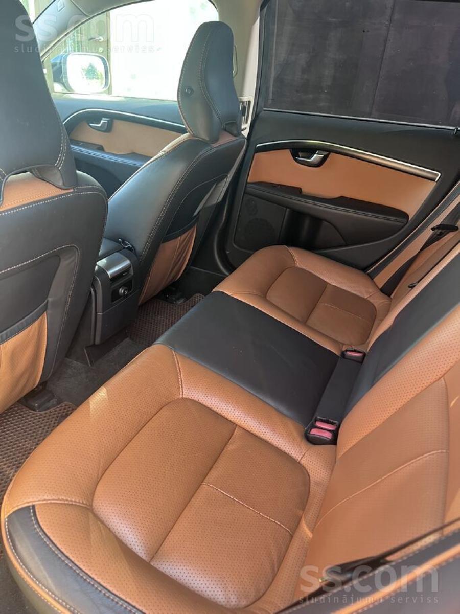 Black Volvo XC70 2012 in Ogre, with an engine capacity of 2.40 L and mileage of 279 thousand km for 10500 €, photo 7 on AUTOMOTO.COM.LV