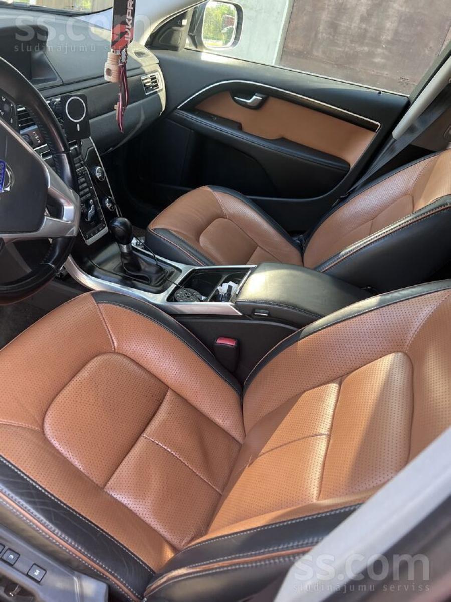 Black Volvo XC70 2012 in Ogre, with an engine capacity of 2.40 L and mileage of 279 thousand km for 10500 €, photo 8 on AUTOMOTO.COM.LV