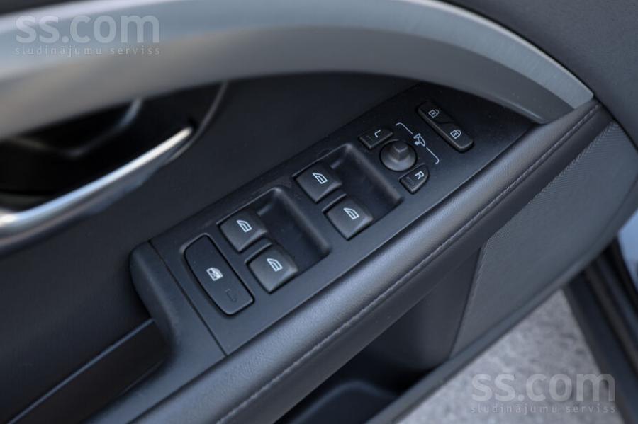 Black Volvo XC70 2012 in Jelgava, with an engine capacity of 2.00 L and mileage of 0 thousand km for 10500 €, photo 26 on AUTOMOTO.COM.LV