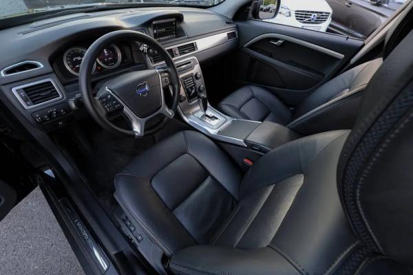 Black Volvo XC70 2012 in Jelgava, with an engine capacity of 2.00 L and mileage of 283 thousand km for 10500 €, photo 8 on AUTOMOTO.COM.LV