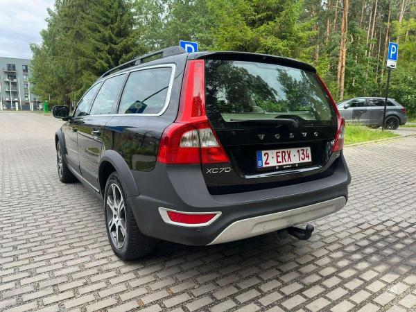Black Volvo XC70 2012 in Vilnius, with an engine capacity of 1.98 L and mileage of 300 thousand km for 8550 €, photo 4 on AUTOMOTO.COM.LV