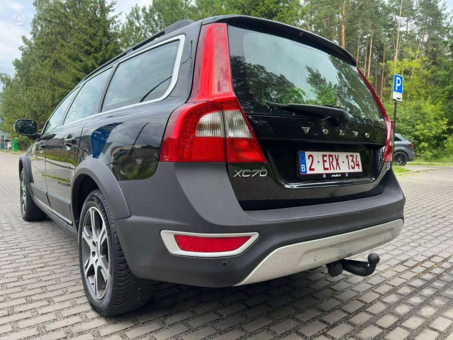Black Volvo XC70 2012 in Vilnius, with an engine capacity of 1.98 L and mileage of 300 thousand km for 8550 €, photo 6 on AUTOMOTO.COM.LV