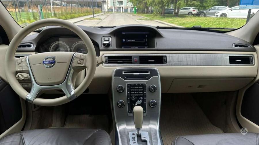 Black Volvo XC70 2012 in Vilnius, with an engine capacity of 1.98 L and mileage of 300 thousand km for 8550 €, photo 15 on AUTOMOTO.COM.LV