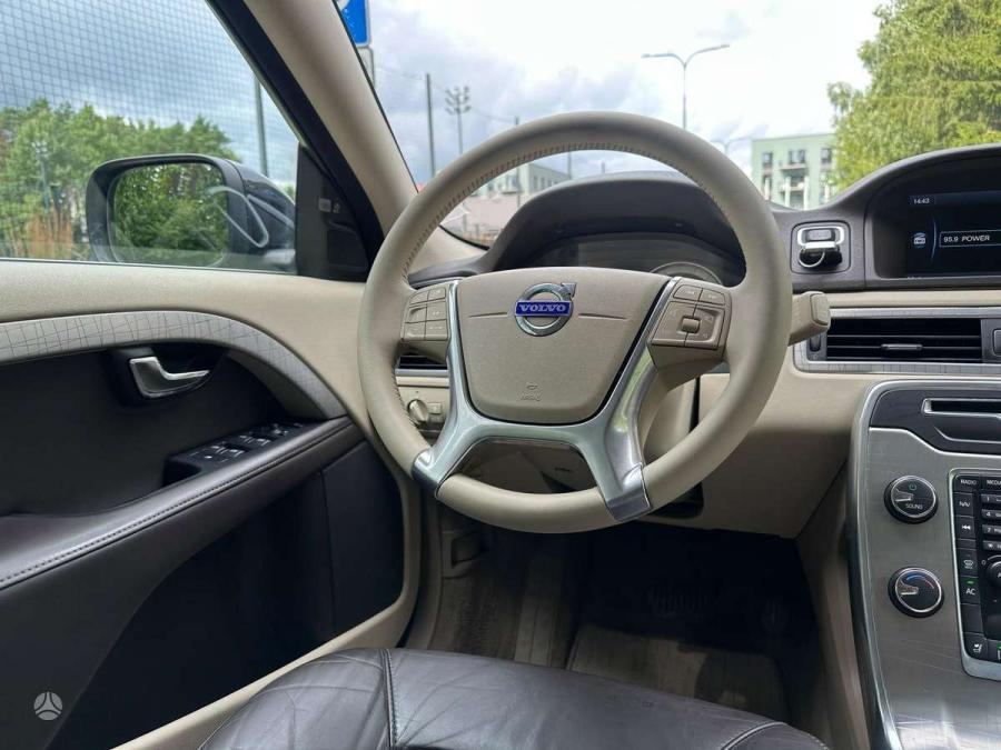 Black Volvo XC70 2012 in Vilnius, with an engine capacity of 1.98 L and mileage of 300 thousand km for 8550 €, photo 16 on AUTOMOTO.COM.LV