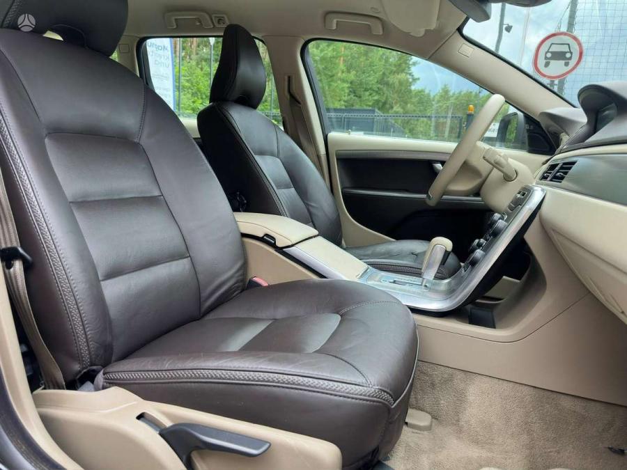 Black Volvo XC70 2012 in Vilnius, with an engine capacity of 1.98 L and mileage of 300 thousand km for 8550 €, photo 24 on AUTOMOTO.COM.LV