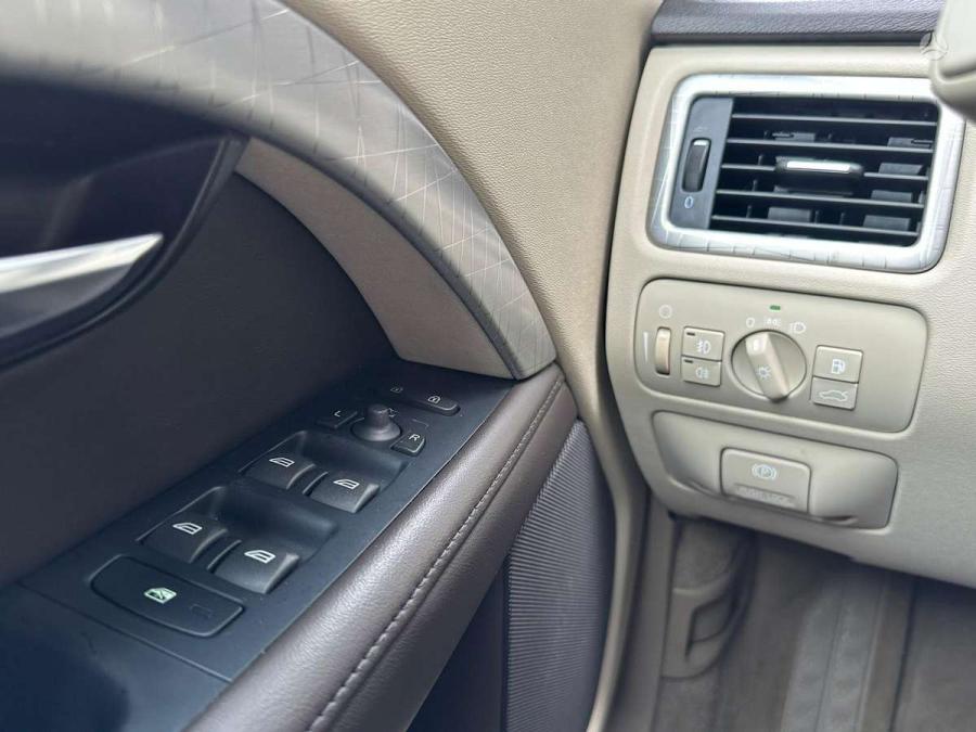 Black Volvo XC70 2012 in Vilnius, with an engine capacity of 1.98 L and mileage of 300 thousand km for 8550 €, photo 33 on AUTOMOTO.COM.LV